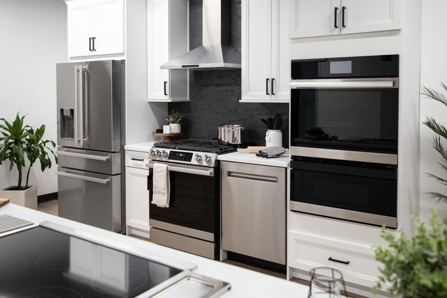 What is the Difference Between a Freestanding and a Slide-In Range?